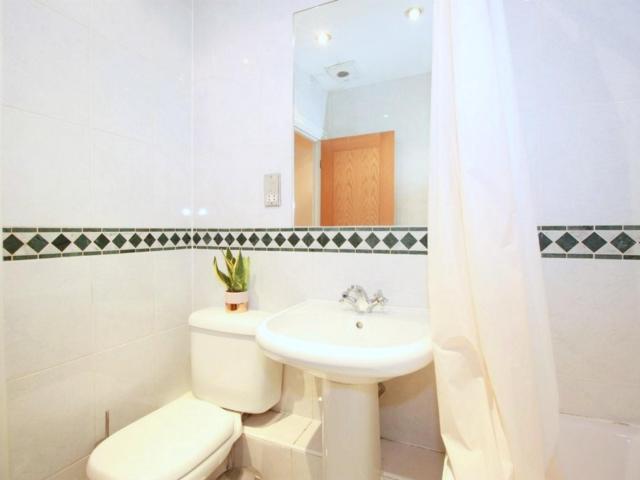 Comfortable double bedroom in Kensington Has a Room