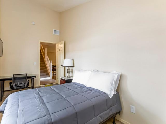 Comfortable & high quality Las Vegas House with televisions, workspace, and full appliances