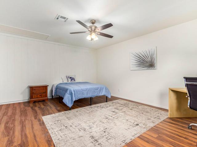 Comfortable & high quality Mesa House with Backyard and newly renovated bathrooms and kitchen