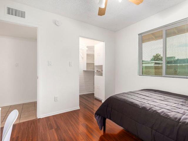 Comfortable & high quality Mesa House with Backyard and newly renovated bathrooms and kitchen