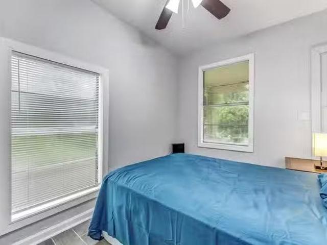 Comfortable & homey Orange Park House with Dining area and Kit.