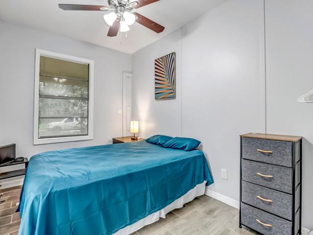 Comfortable & homey Orange Park House with Dining area and Kitchen