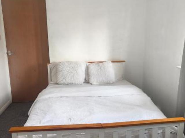 Comfortable Monday–Friday Double Room for Professionals | £600 per Month | All Bills Included