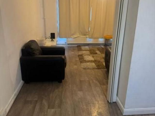 Comfortable Monday–Friday Double Room for Professionals | £600 per Month | All Bills Included