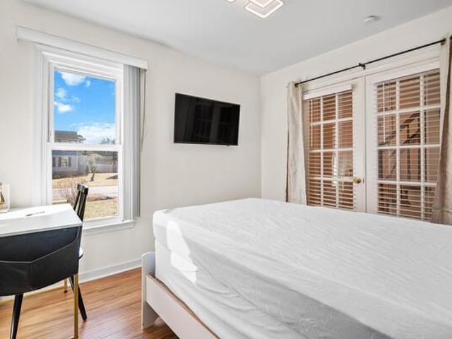 Comfortable & modern Chesterfield House with Dining area