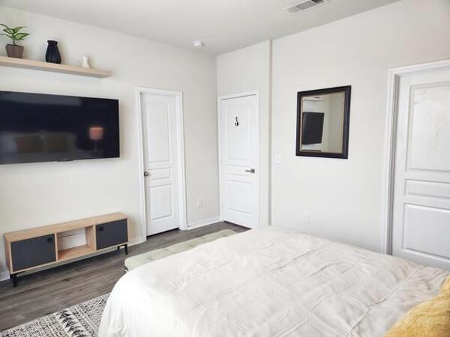 Comfortable & modern Houston House with Living room