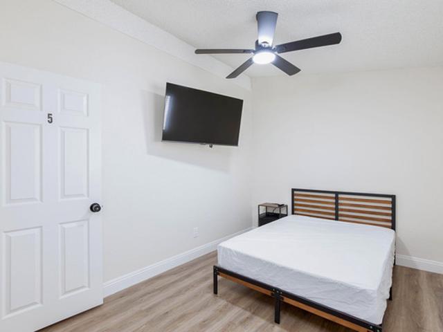 Comfortable & Newly Renovated home in Las Vegas House with Dining area