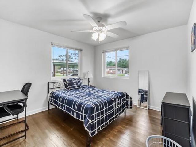 Comfortable & newly renovated Jacksonville House with Backyard