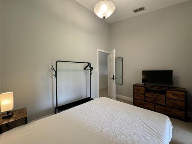 Comfortable & newly renovated Lakeland House with Backyard