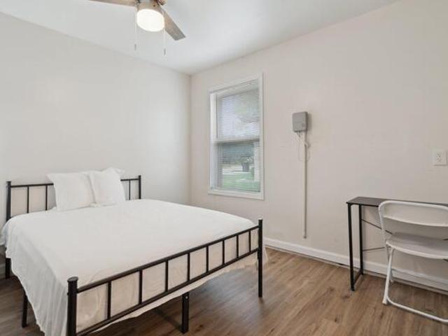 Comfortable Property With low number of members, close to public transportation!