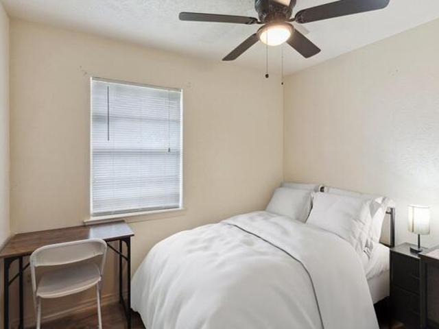 Comfortable Property With low number of members, close to public transportation & corner stores!