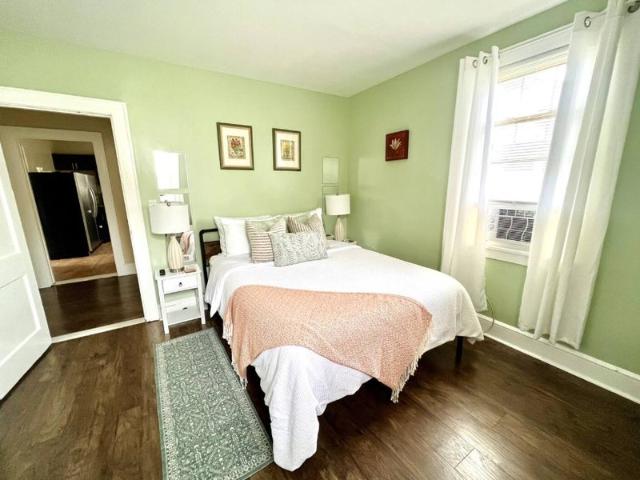 Comfortable Private Room in Spacious 2BR/2BA Apart