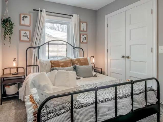 Comfortable Private Room with Attached Bath