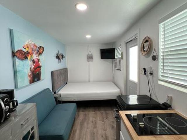 Comfortable & Private Tiny Home located in Cedar Creek with porch and just 6 miles from I130