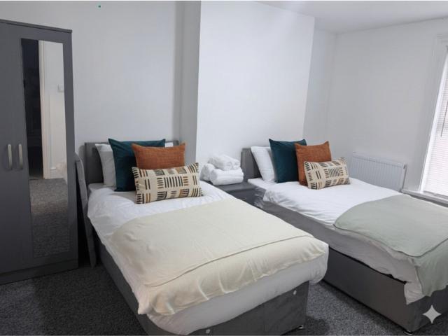 Comfortable Room Ensuite Bathroom & Shared Kitchen