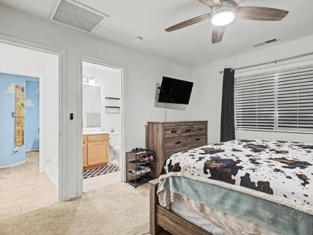 Comfortable Room in a Quiet Phoenix Home