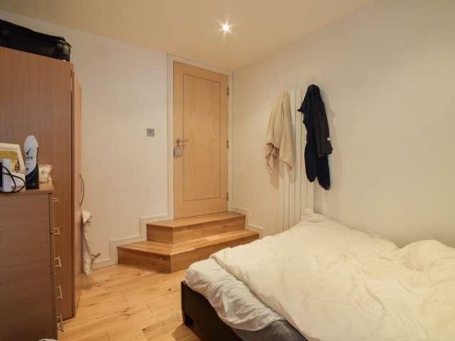 Comfortable room in 3 bedroom flat in Southwark, London