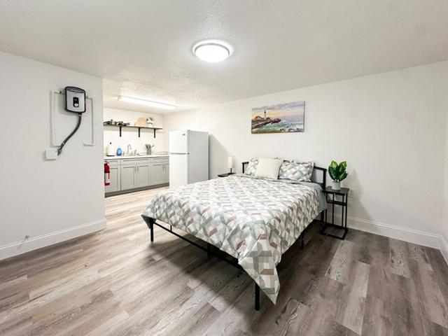 STUDIO IN WEST TAMPA ! ALL BY YOURSELF, CLOSE TO EVERYTHING