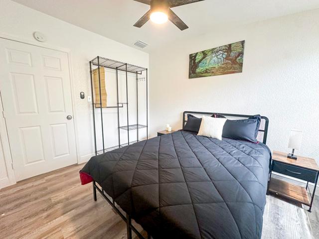 Comfortable & spacious Tampa House with Patio or porch
