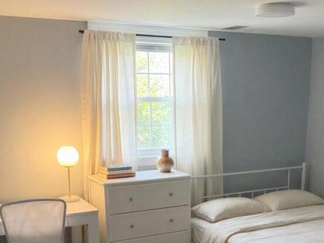 Comfortable & spacious Charlotte House with Television