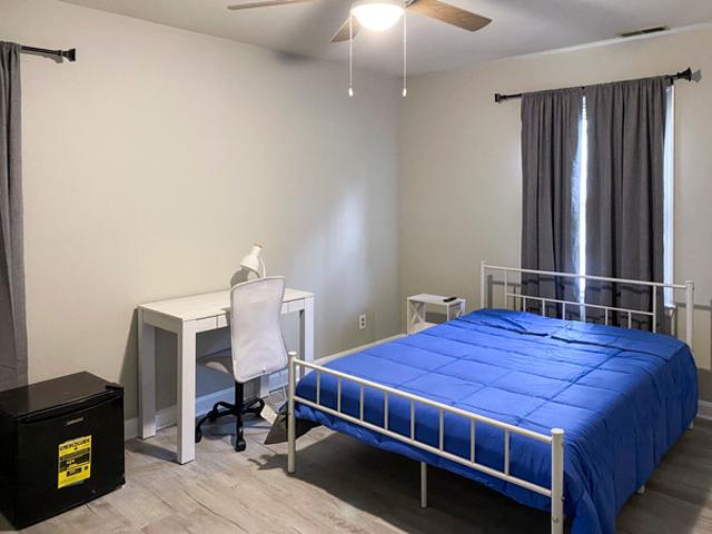 Comfortable & spacious Charlotte House with Television