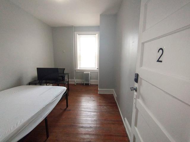 Comfortable & Spacious Corner Apartment with Dining Area & TVs