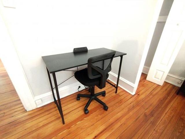 Comfortable & Spacious Corner Apartment with Dining Area & TVs