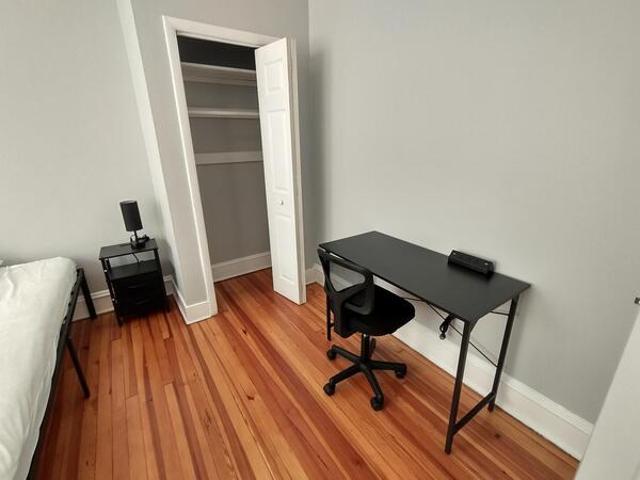 Comfortable & Spacious Corner Apartment with Dining Area & TVs