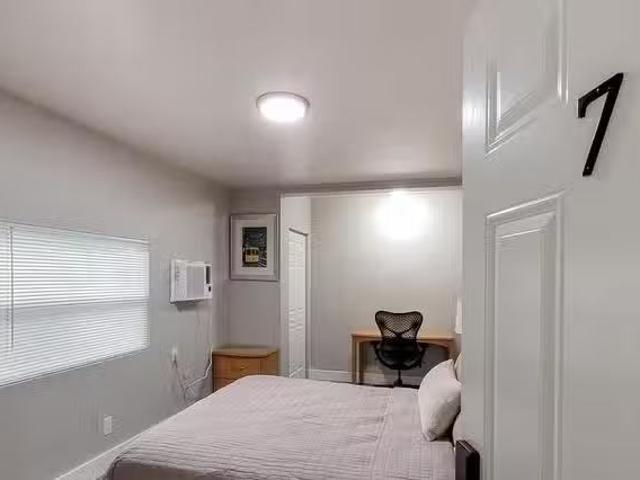 Comfortable & spacious Gainesville House with Workspace, washe.
