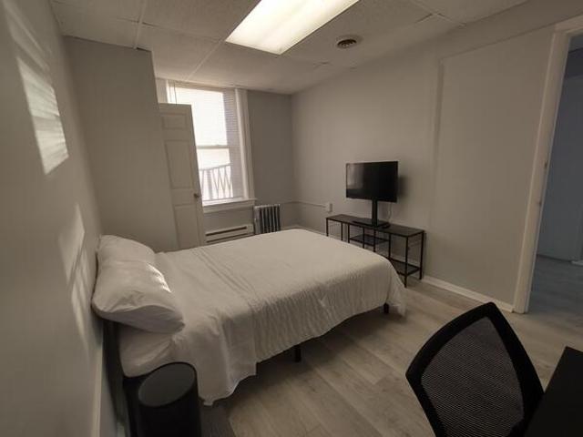 Comfortable & Spacious Penthouse Corner Apartment with Living Room