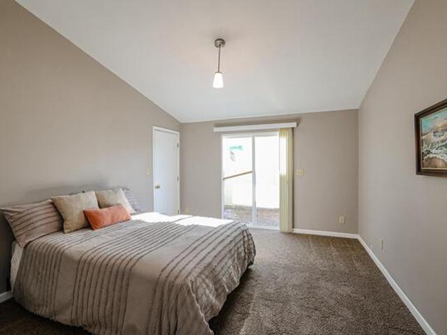 Comfortable & spacious Phoenix House with a front porch