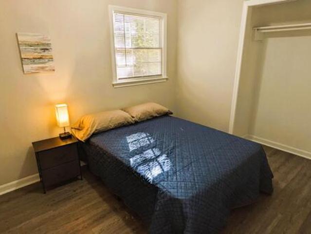 Comfortable & spacious Snellville House with Living room