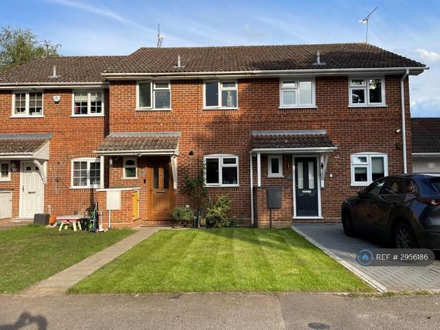 Comfrey Close, Farnborough, GU14 3 bed terraced house to rent £1,950 pcm £450 pw