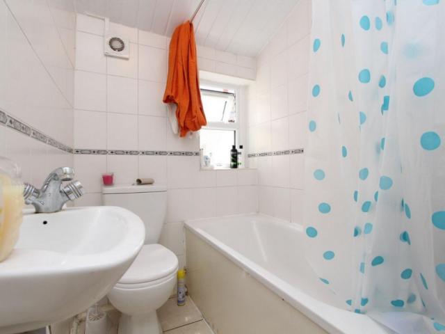 Comfy twin bedroom close to Maryland train station Has a Room