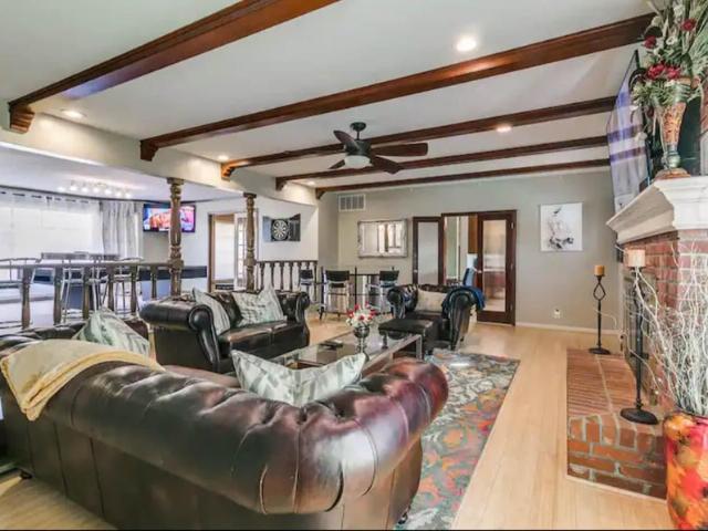 Comfy & beautiful home with Heated Pool & Hot tub