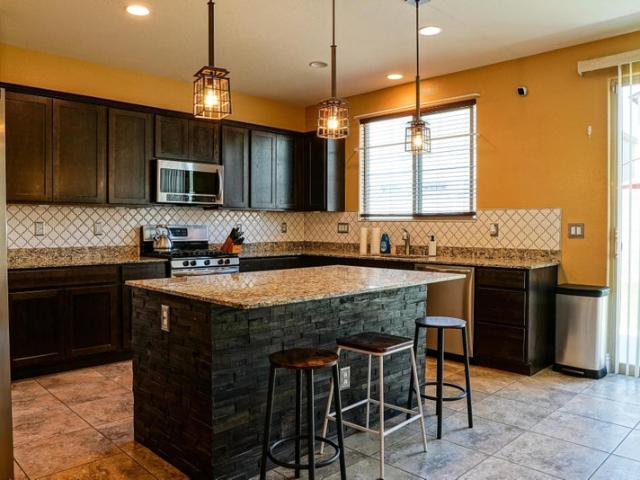 Comfy & beautiful North Las Vegas House with Dinin