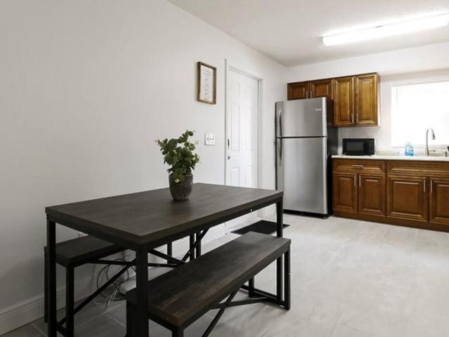 Comfy & cozy Tampa Duplex Multiplex with Dining a