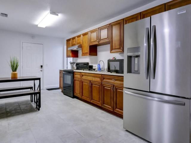 Comfy & cozy Tampa House with Dining area