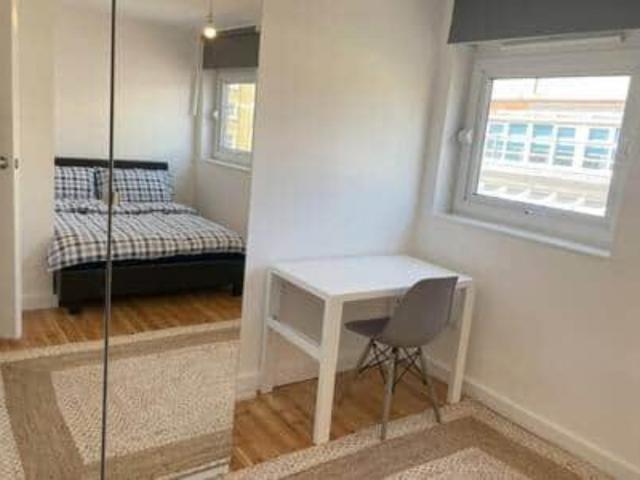Comfy Double Bedroom close to Tower of London Has a Room