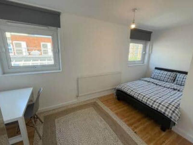 Comfy Double Bedroom close to Tower of London Has a Room