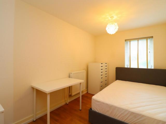 Comfy double bedroom near the Westcombe Park train station Has a Room
