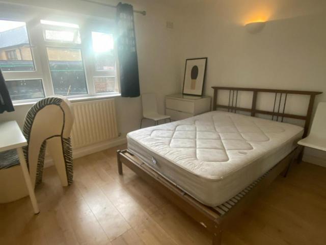 Comfy double bedroom not far from Kilburn Park Tube Has a Room