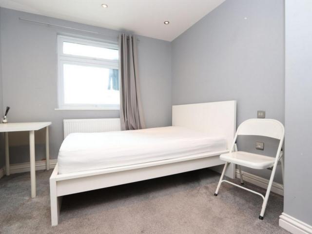 Comfy double bedroom not far from Shadwell tube station Has a Room