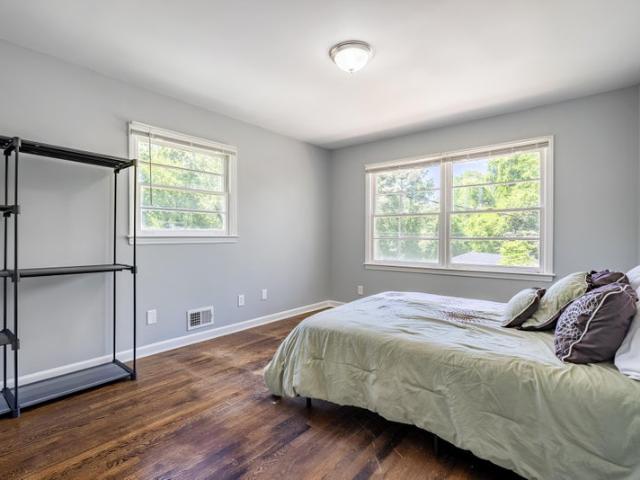 Comfy & highquality Decatur House with Backyard