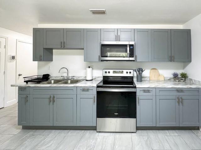 Comfy & homey Tampa Duplex Multiplex with Dining