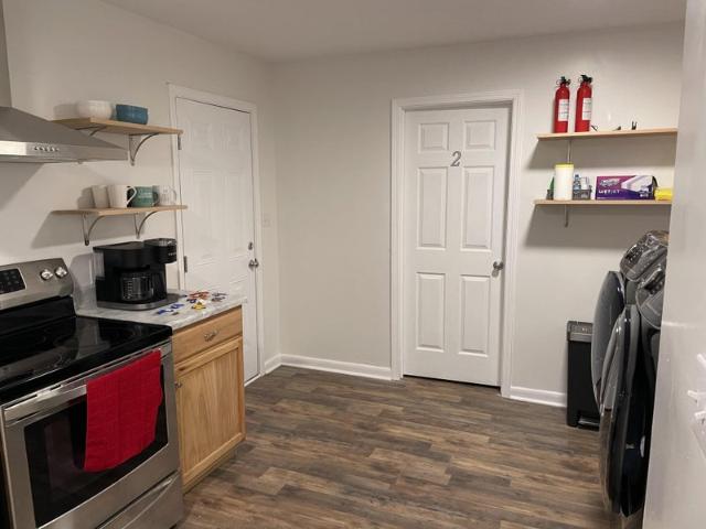 Comfy & homey Fayetteville House with Dining area
