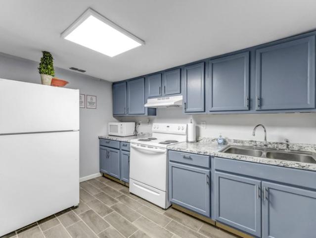 Comfy & homey Orange Park House with Dining area a