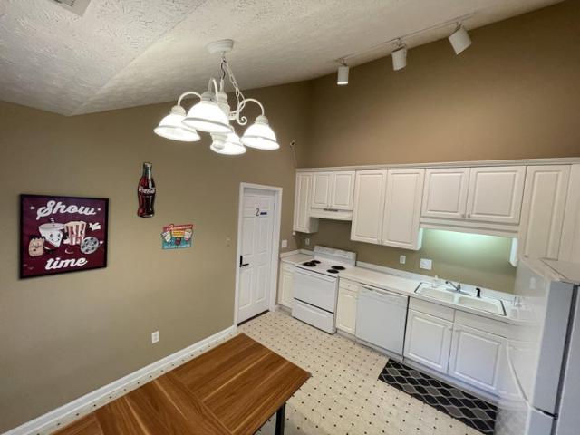 Comfy Montgomery House w New Appliances, Cozy Furn