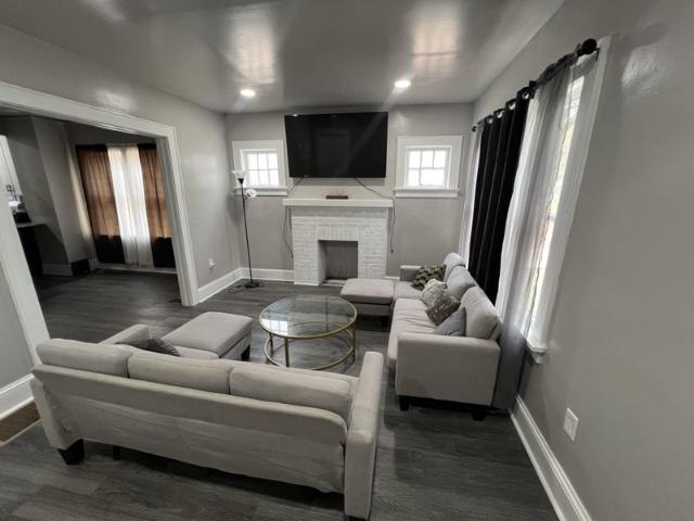 Comfy & newlyrenovated Decatur House with Living r