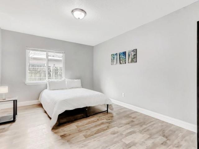 Comfy & Quiet home Near Transit & Shopping ️